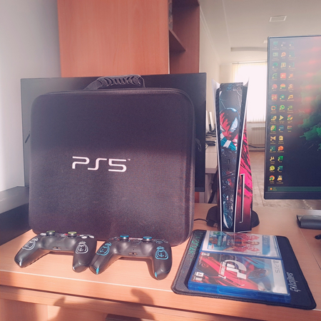 PlayStation 5 diskavodli ikkita jostik va Sumkasi bor