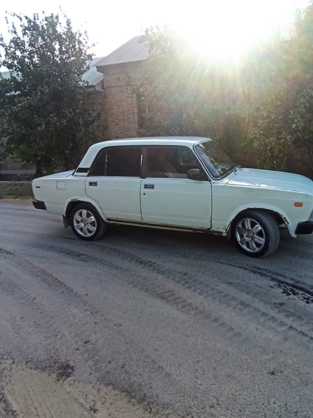 Vaz 2105 sotiladi