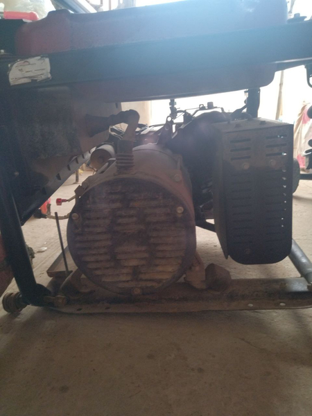 Generator 220v ishlab chiqaradi