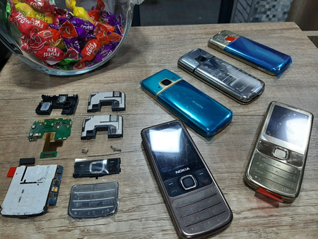 Nokia 6700 va Zapchastlari bor