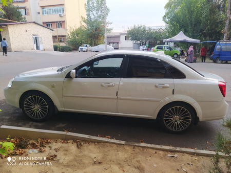 Lacetti 1.8 sotiladi