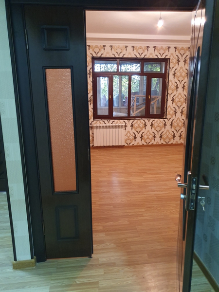 ТошГЕС 2 хонали кв сотилади 5 каватли  1 этажида