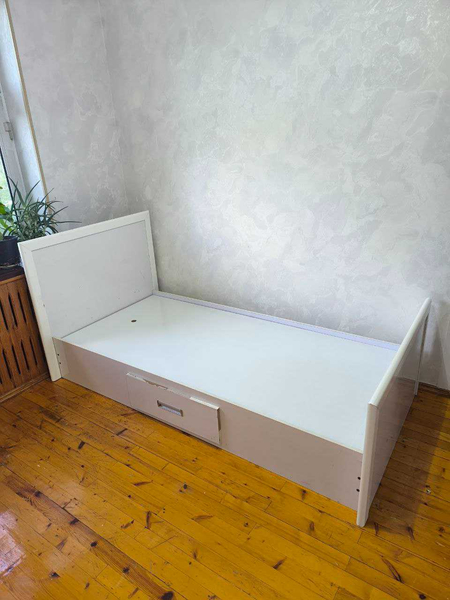 Продаётся односпальная кровать - 2 штуки.