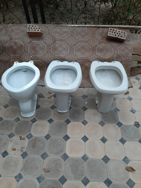 Продаю унитазы .