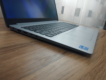 Lenovo IdeaPad / I5-1235U / DDR4 8GB / M.2 256GB / 15.6