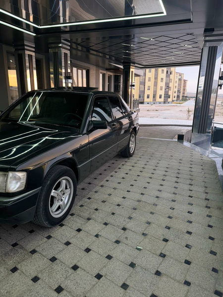 Mercedes Benz w201/190e 
Год 1990
Мотор: м102 2.0 объем
Стоят оригинал
