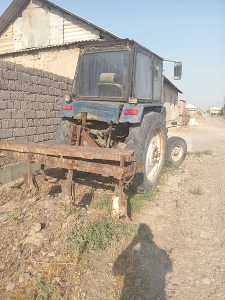 Traktor 4 balonli kultuvassai bor yurib turgan