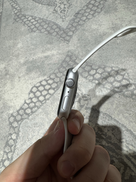Apple Watch 4 44mm Silver sotiladi