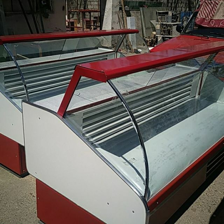 Vitrinniy xolodilnik