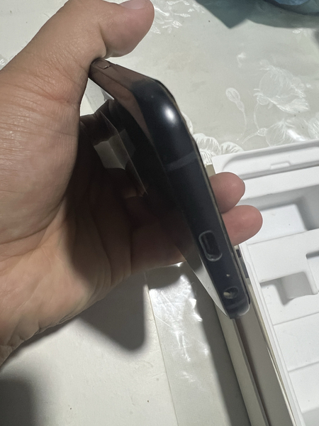 Samsung A7 2017 holati zoʻr saqlangan ayol kishi ishlatgan