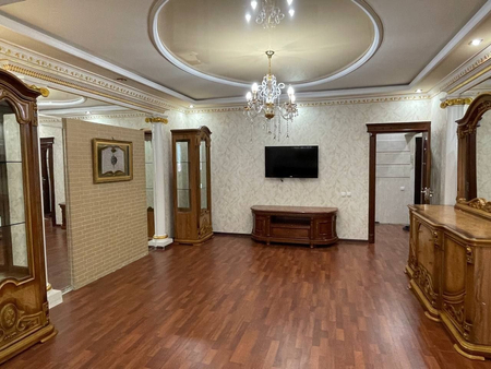 Продаётся 4 комнатная квартира на метро Новза