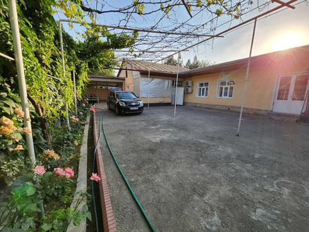 Ховли сотилади, городда, продается участок двор.