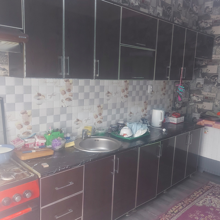 Срочни ховли сотилади