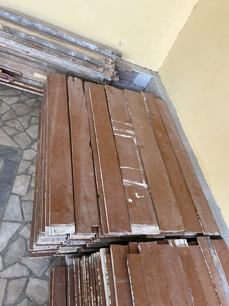 Краска килинган пол тахталари