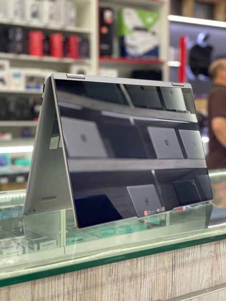Lenovoe Yoga7 Ryzen 7-8840Hs  16/1tb Ssd X360