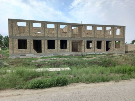 Qurislishi tugallanmagan bino va bush yer maydoni