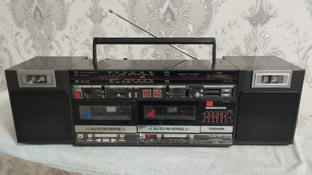 Продаю магнитофон TOSHIBA BOMBEAT SX85.
