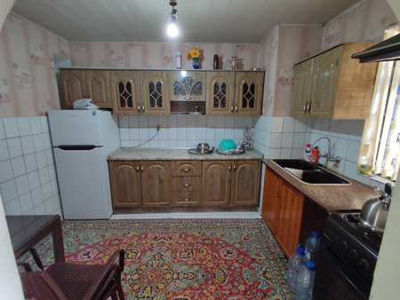 Дом на интернате, двух этажный, у дороги.