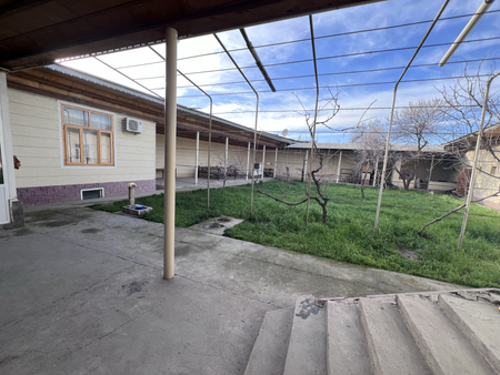 Uy hovli sotiladi