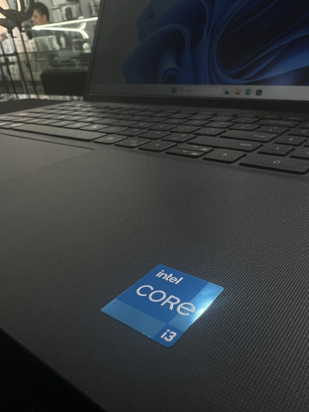 Dell vostro i3-1315U/8/256/15.6 FHD IPS