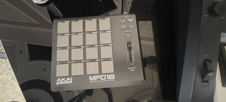 Akai    MPD   18