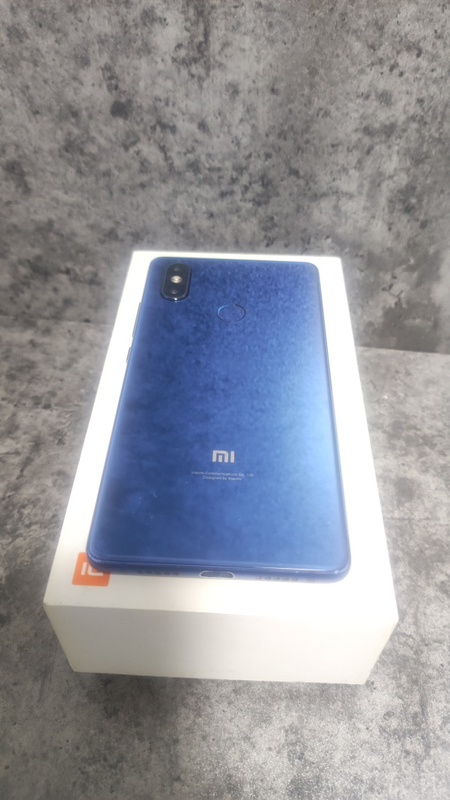 Продам флагман Mi 8se 4/64gb