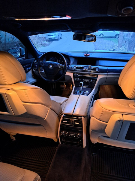 BMW 750 Sotiladi srochni