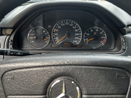 Mercedes bens w210 E240 sotiladi