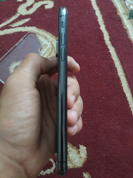 iPhone xs.    64