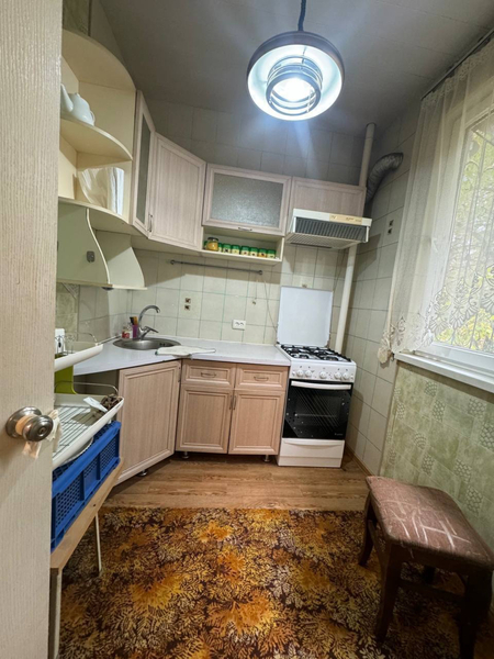 Буз Базар БИЙ метро , 4/2/4 , балкон 1.5*3 , 90м2 , 100 000 у.е