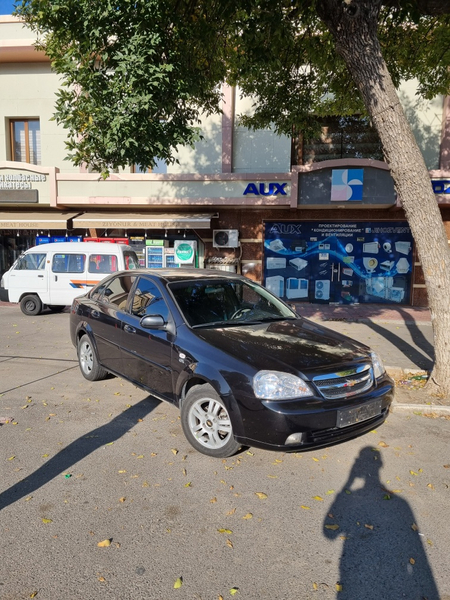 Lasetti 1.8 sotiladi