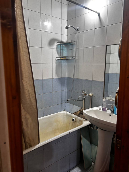 Chilonzor 20kvartilda 2xonalik uy srochna sotiladi