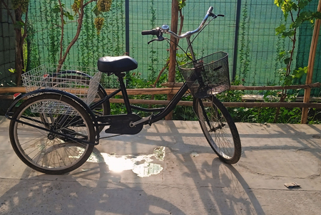 Velosiped ayol kishi haydagan