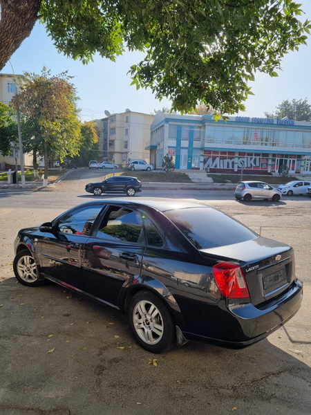 Lasetti 1.8 sotiladi