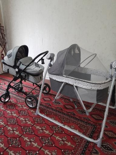 Продам Б/У Много функциональная коляска  и электронная люлька  .