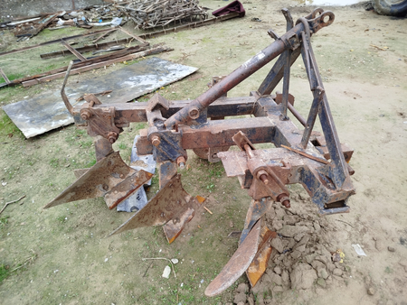 Traktor sotiladi.