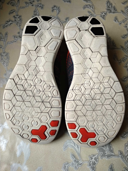 Кроссовки Nike (размер 42).