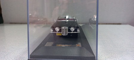 Коллекционная модель 1/43 stutz