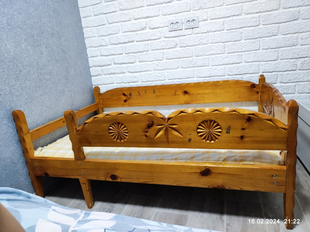Продам детскую деревянную кровать.