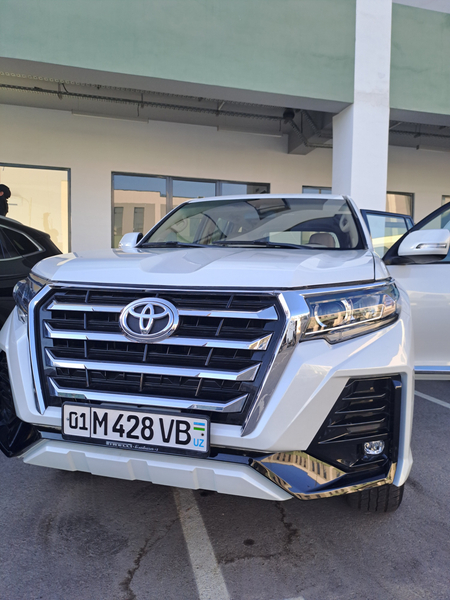 • Toyota Land CRUISER PRADO  •
