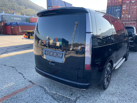 Hyundai staria qora