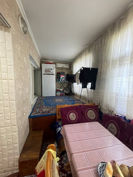 Чиланзар 8 квартал  2/4/4. Продаётся квартира