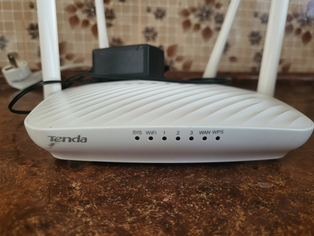 Продается Роутер Tenda f9