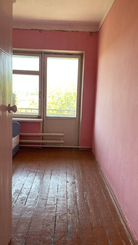 Продается квартира в центре Янгиюля.