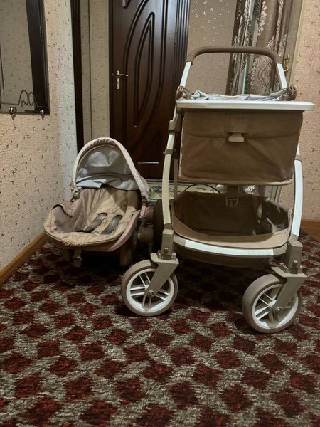 Детская коляска коричневого цвета