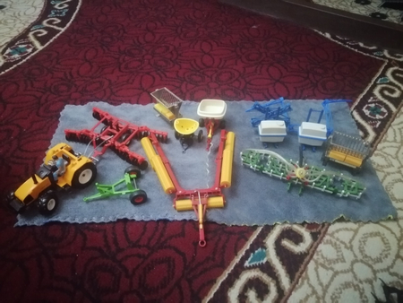 Ferma traktor igrushkiy