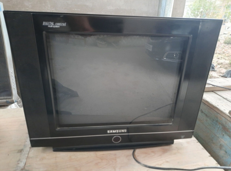 3 Televizor 600000som