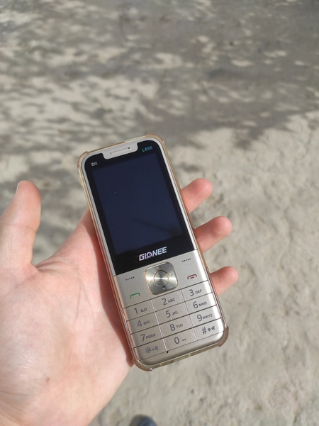 Продается кнопочный телефон Gionee.