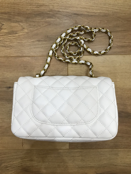 Сумка chanel белая с украшениями