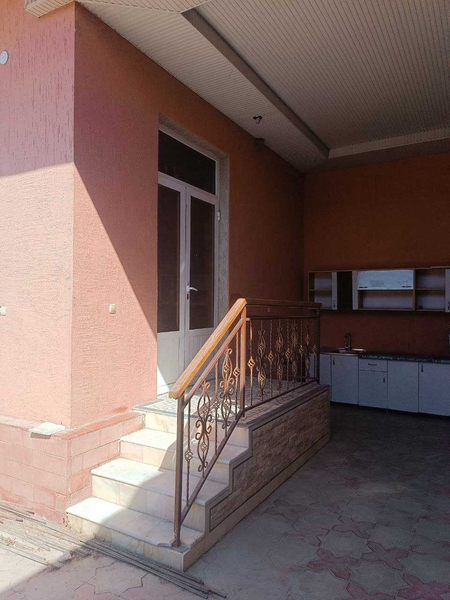 Hovli sotiladi Karmana Lola magazinni yonida